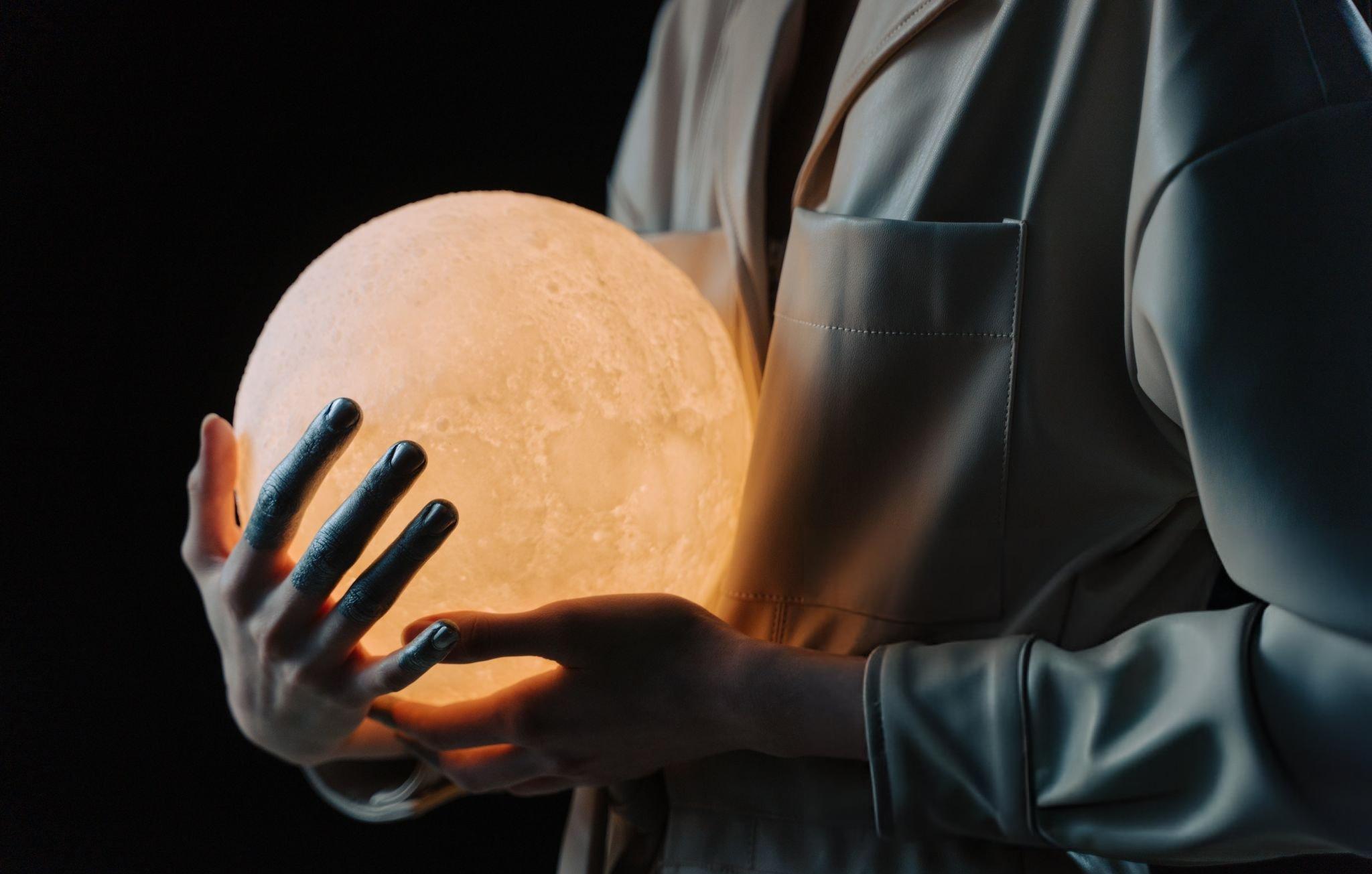 Charging Crystals During the Full Moon: A Gentle Ritual for Inner Clarity